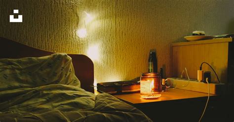 침대와 나이트 스탠드가 있는 침실 사진 Unsplash의 무료 베르드스크 이미지