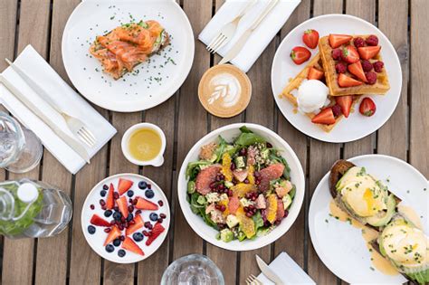 아늑한 여름 카페에서 멋진 아침 식사 또는 야외에서 점심 더치 소스와 Avacado 커피 민트로 물 한 병 그 라 놀라와 과일 아이스크림 샐러드 및 치아와 와플을 곁들인