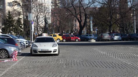 Собственик на Порше паркира по средата на пътното платно снимки Новини бг