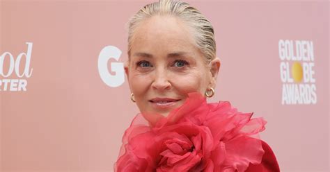 Sharon Stone W Kostiumie Kąpielowym I Siwych Włosach