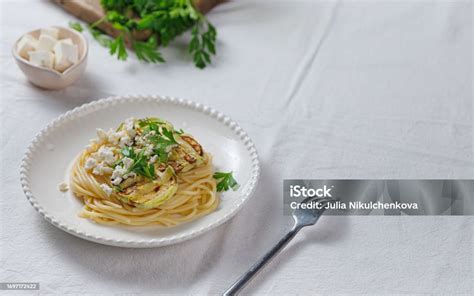 하얀 접시에 아보카도 딥 소스 파슬리 잎 페타 치즈를 곁들인 호박 생 비건 파스타 흰색 바탕에 채식 건강 식품 0명에 대한 스톡 사진 및 기타 이미지 Istock