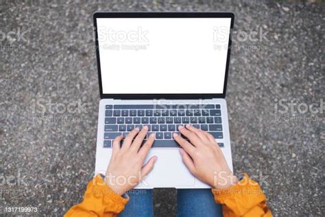 야외에서 빈 흰색 데스크톱 화면이있는 노트북 컴퓨터를 들고 사용하는 여성 노트북에 대한 스톡 사진 및 기타 이미지 노트북 야외 공란 Istock