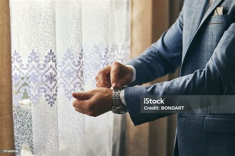 그의 손목 시계 남자 시계를 손에 넣어 신랑이 결혼식 전에 아침에 준비에 시간을 확인 하는 사업 검은색에 대한 스톡 사진 및 기타 이미지 Istock