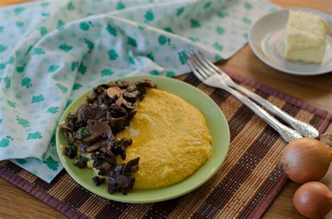 옥수수 죽 양파와 버터를 곁들인 버섯 튀김이 식탁에 접시에 들어있습니다 가정 생활에 대한 스톡 사진 및 기타 이미지 가정 생활 갈색 건강한 생활방식 Istock