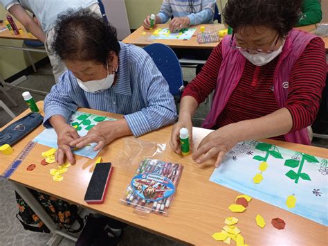 한글교실 초급반봉숭아반 종이접기 수업진행 중리종합사회복지관