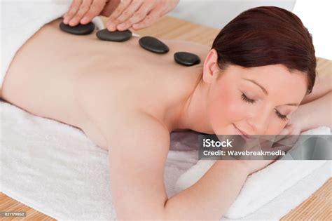 마사지를 받는 동안 포즈를 취하는 아름 다운 Redhaired 여자의 초상화 20 24세에 대한 스톡 사진 및 기타 이미지
