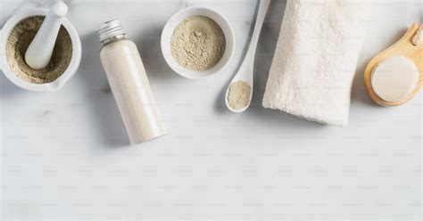Ubtan 분말 수제 얼굴 마스크 재료 청소 브러시 타워 대리석 테이블 얼굴 피부 관리를위한 Spa 천연 화장품 사진 Unsplash의 향초 이미지