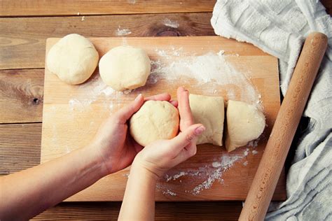 여성의 손을 잡고 고 원형 또는 피자 베이킹 반죽 혼합 수 제 준비 음식입니다 최고의 볼 수 있습니다 소박한 배경입니다 가사 집안일에 대한 스톡 사진 및 기타 이미지