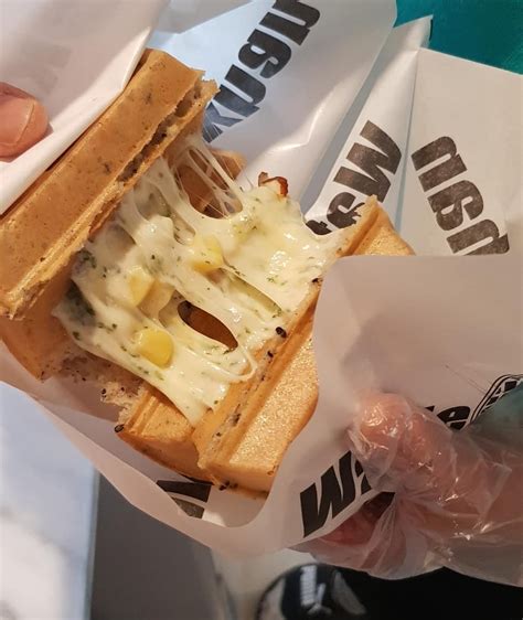 치즈가 줄줄 흐르는 콘치즈 와플 음식 과일 외식 네모판