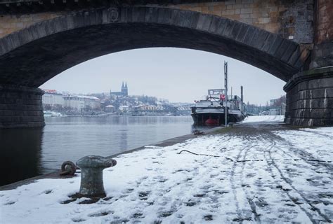 감기 강 강둑 건축 겨울 겨울 시즌 겨울 여행 고딕 양식의 건축물 관광 교통체계 그림 같은 눈 눈 내리는 눈오는 날 다리 도시 도시 경관 도시