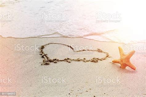 하트 모양 그려집니다 처박은 사랑 이오니아식 여름 휴가 배경 개념에 대한 스톡 사진 및 기타 이미지 개념 개념과 주제