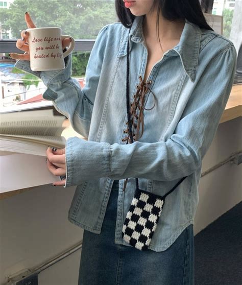 데일리언니 1color 데일리 학생룩 레트로 복고풍 데님 블루 폴로 카라 초봄 신상 빈티지 슬림 밴딩 청 셔츠 블라우스