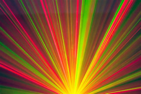 레이저 다색 빔은 프레임의 하부 경계에서 방출됩니다 배경 질감 페이지 작성 벽지의 개념 0명에 대한 스톡 사진 및 기타 이미지 Istock