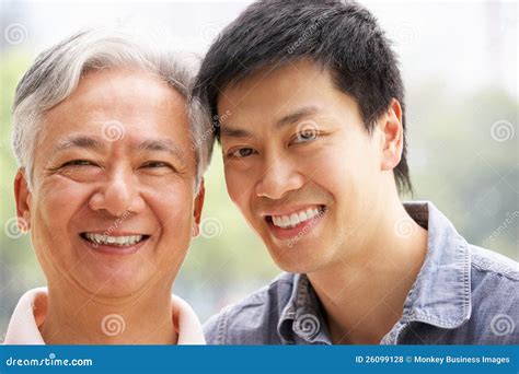 Portrait Des Chinesischen Vaters Mit Erwachsenem Sohn Im Park Stockfoto Bild Von Chinesisch