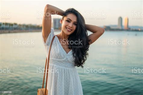 바다 산책로를 따라 흰색 드레스에 아름다운 소녀입니다 걷기에 대한 스톡 사진 및 기타 이미지 걷기 관능 나이 Istock