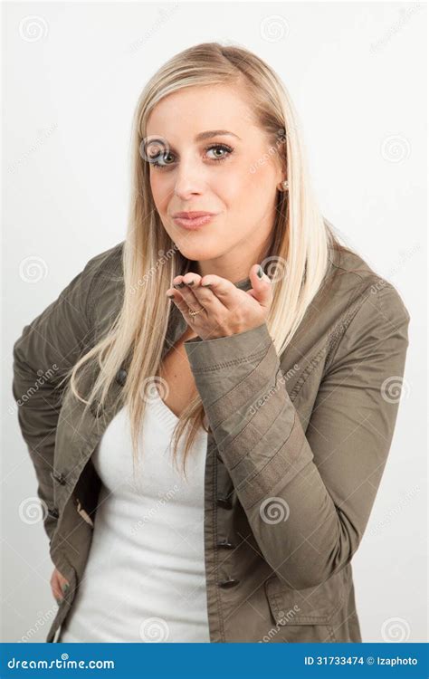 Portrait D Une Jeune Femme Blonde Envoyant Un Baiser Photo Stock Image Du Femelle Assez