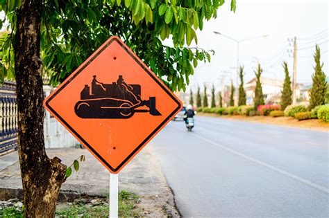 소프트 포커스와 빛 배경에서 근접 촬영 건설 트랙터 경고 표시 0명에 대한 스톡 사진 및 기타 이미지 0명 거리 건설 산업 Istock