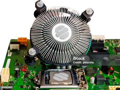 마더보드를 장착 하기 전에 냉각 팬과 Cpu 열 페이스트가 적용 됨 Cpu에 대한 스톡 사진 및 기타 이미지 Cpu 개수대 과열 Istock