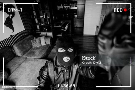 집 파괴 개념 침입자는 밤에 집에 몰래 들어와 지렛대를 들고 카메라 위에서 본 평면도 높은 각도 범죄자는 집에서 카메라를 부수고 있습니다 강도는 보안 카메라를 발견했습니다