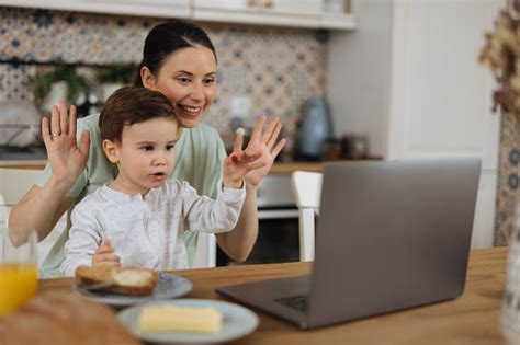 어머니와 아들 노트북을 사용 하 고 코로나 바이러스 발발 하는 동안 집에서 화상 통화를 만들기 2명에 대한 스톡 사진 및 기타 이미지 Istock