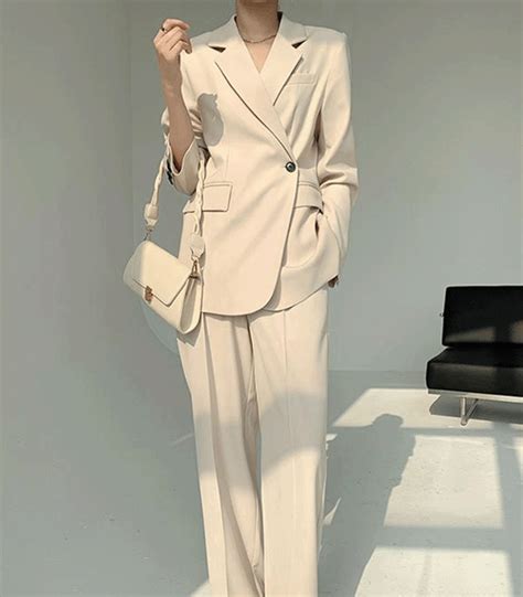 아름다움을 뛰어넘는 화려함을 베이지로 표현한다 최고급 원단과 입체 패턴 디자인의 바지정장 투피스 출근룩 외출룩 비지니스룩