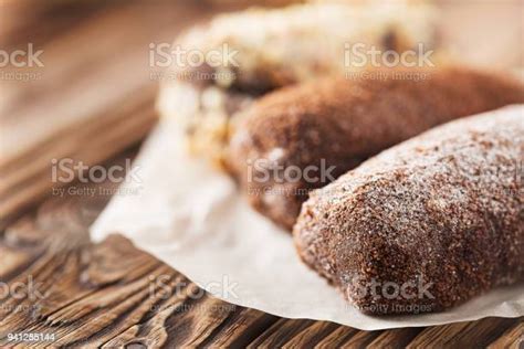 나무 배경에서 초콜릿 케이크입니다 케이크의 3 개의 종류입니다 갈색에 대한 스톡 사진 및 기타 이미지 갈색 건강관리와 의술 공휴일 Istock