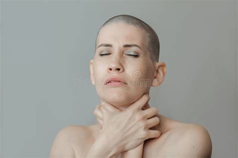 Joven Delgada Tras Quimioterapia Sin Pelo En La Cabeza Se Estrangula