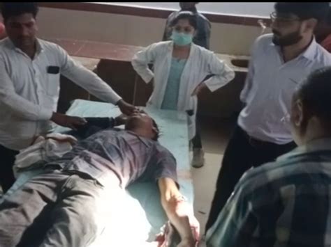 The Injured Youth Was Admitted To The District Hospital उधारी के पैसे