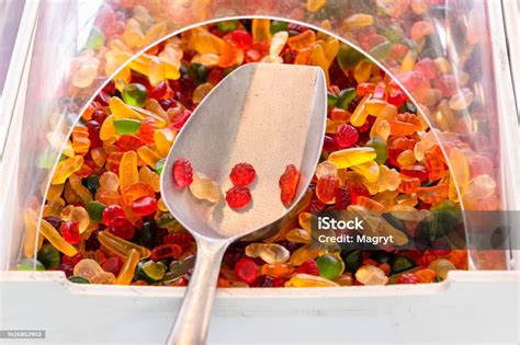 사탕 과자 젤리 사탕 가게에서 다른 모양의 달콤한 쫄깃한 사탕 상점 창문에있는 과일 젤리 할로윈을위한 과자 사탕은 구미 다채로운 사탕과 함께 서 있습니다 0명에 대한 스톡