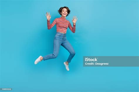 인상적인 귀여운 여자의 전체 길이 사진 드레스 프린트 탑 점프 높은 상승 손 팔 빈 공간 격리 된 푸른 색 배경 25 29세에 대한 스톡 사진 및 기타 이미지 Istock