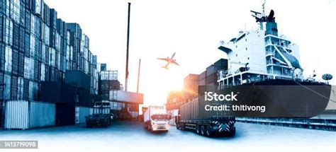 일출 물류 수입 수출 및 운송 산업 배경에서 조선소에서 작업 크레인 다리와 컨테이너화물 선박 및화물 비행기의 비즈니스 물류 및 운송선박 항구에 컨테이너 트럭 화물 운송에