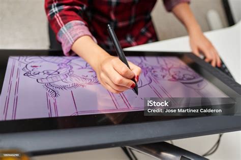 백인 여성 예술가 일러스트레이터 그림 에 터치 디지털 태블릿 스타일러스 만화가에 대한 스톡 사진 및 기타 이미지 만화가
