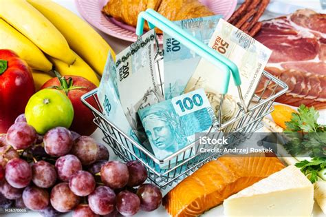 브라질 상점의 식품 가격 상승 인플레이션 상승의 개념 과일 야채 고기 치즈 및 브라질의 돈으로 장바구니 내부 쇼핑 카트에 대한 스톡 사진 및 기타 이미지 Istock