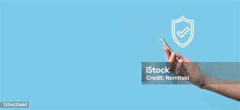 남성 핸드 홀딩은 파란색 배경에 체크 마크 아이콘이 있는 보호막을 보호합니다 보호 네트워크 보안 컴퓨터 및 안전한 데이터 개념 개념에 대한 스톡 사진 및 기타 이미지