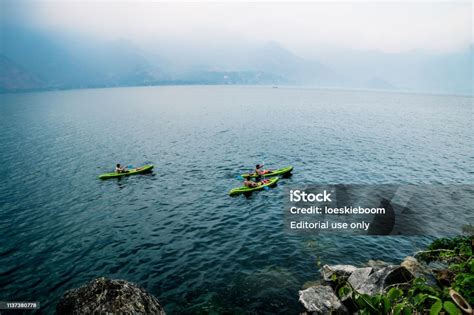 아 티 틀 란 호수에서 파도와 함께 석양을 감상 하며 안개 낀 산 산 페드로 데 라 라 구나 과테말라 과테말라에 대한 스톡 사진