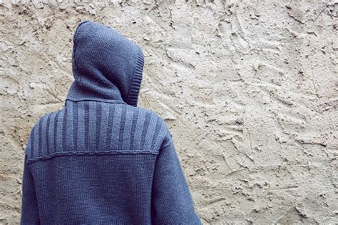 후드에 개념적 익명 미확인 남자는 벽 앞에 서 서 오른쪽에 보고 개념에 대한 스톡 사진 및 기타 이미지 개념 개념과 주제 그늘 Istock