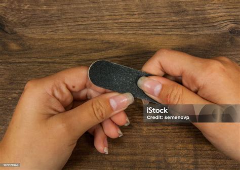 매니큐어 테이블에 손입니다 톱 질 하는 것은 손톱의 모양 에 나무 배경 상위 뷰 건강한 생활방식에 대한 스톡 사진 및 기타 이미지 건강한 생활방식 금속 깨끗한