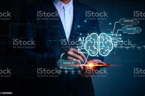 스마트폰 지능 Ai Ai 인공 지능 미래 기술 온라인 시스템의 로봇과 채팅을 사용하는 홀로그램 Ai Chat 시스템 가상 아이콘을 들고 있는 사업가 개발에 대한 스톡 사진