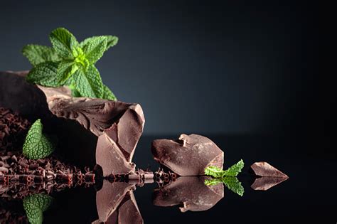 검은 반사 배경에 민트와 다크 비터 초콜릿과 초콜릿 칩의 조각 초콜릿에 대한 스톡 사진 및 기타 이미지 초콜릿 대형 박하 요리 Istock