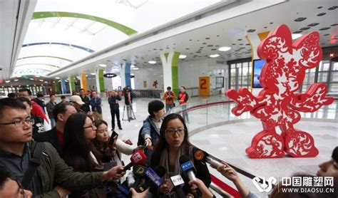 探班上海迪士尼地铁站 站厅中央设米奇米妮雕塑 中国雕塑网