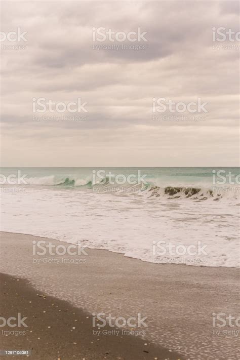 2021년 1월 중순 플로리다 주노 비치를 가로지르는 청록색 바다파도 0명에 대한 스톡 사진 및 기타 이미지 0명 2021