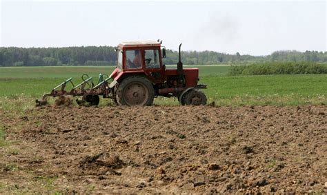 Трактор пашет землю фото и картинки 50 штук