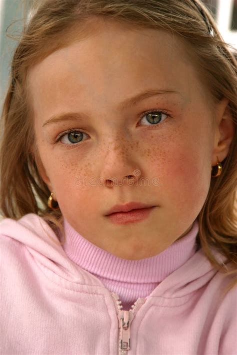 Gros Plan Du Joli Visage Constellé De Taches De Rousseur Dune Jeune