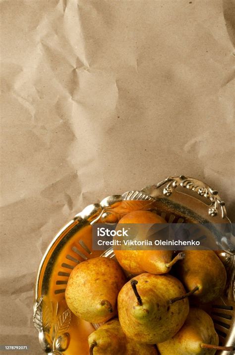 세로 이미지입니다 잘 익고 달콤한 배로 가득 찬 빈티지 플레이트의 최고 전망 빈 공간 10월에 대한 스톡 사진 및 기타 이미지 10월 Pyrus Nivalis 가을
