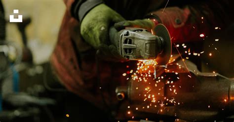 금속 조각에 분쇄기를 사용하는 사람 사진 Unsplash의 무료 남성 이미지