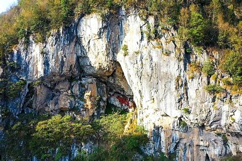 贵州大山里的奇特山洞里面发现红色的石头是怎么形成的 凤凰网视频 凤凰网