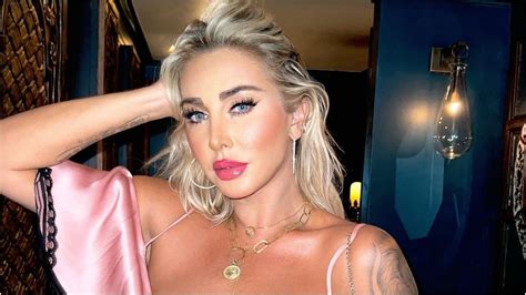 جويل مردينيان تغني لوالدها والأخير يصعد للمسرح ويعانقها فوشيا