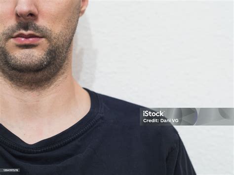 경찰 인식 바퀴에서 인식 할 수없는 백인 남자 T 셔츠에 대한 스톡 사진 및 기타 이미지 T 셔츠 검은색 남자 Istock