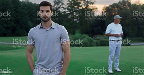 집중 모델은 야외에서 스포츠 팀에서 골프를 즐깁니다 코스에 서 있는 두 명의 선수 2명에 대한 스톡 사진 및 기타 이미지 2명 강사 개체 그룹 Istock