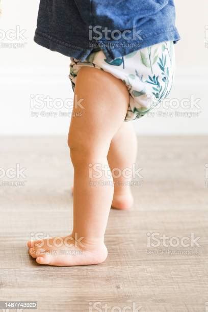 바닥에서 놀고 있고 잎 무늬와 파란색 셔츠가있는 천 기저귀를 착용하면서 걷는 법을 배우는 1 살짜리 아기 아기에 대한 스톡 사진 및 기타 이미지 Istock